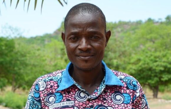 Rencontre avec un papa au Bénin empli de fierté pour sa fille - ONG ...